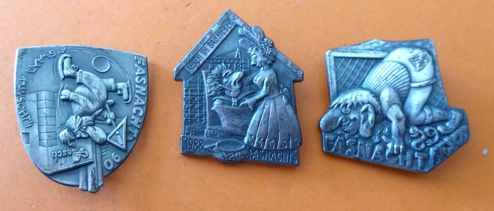 Fasnachtsplaketten Aesch Silber 1988, 89, 90 (Gebraucht) in Aesch BL für CHF 3 – mit Lieferung ...