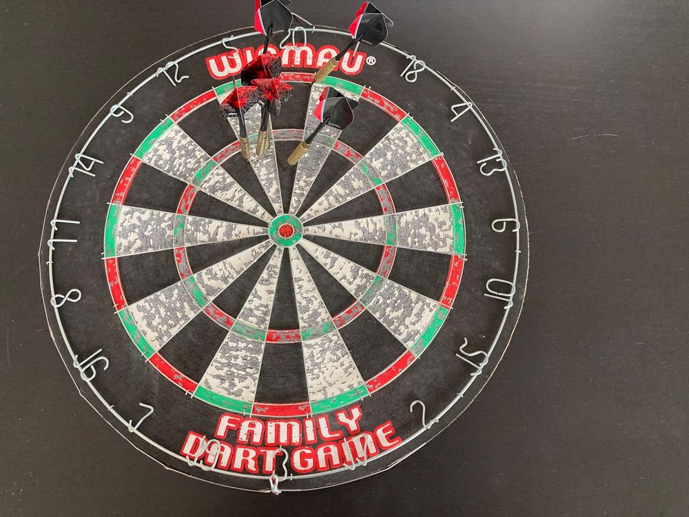 Dartbrett mit 6 Pfeilen (Gebraucht) in Zürich für CHF 0.05 – nur ...