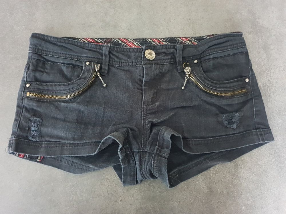 🐸 Coole HOTPANTS / SHORTS TARTAN 38 (Gebraucht) in Môtier (Vully) für ...