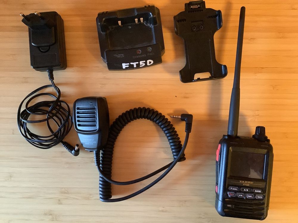 YAESU FT5D mit SSM-17A, CD-41, SAD-25, Gürtelclip topZustand | Kaufen auf Ricardo