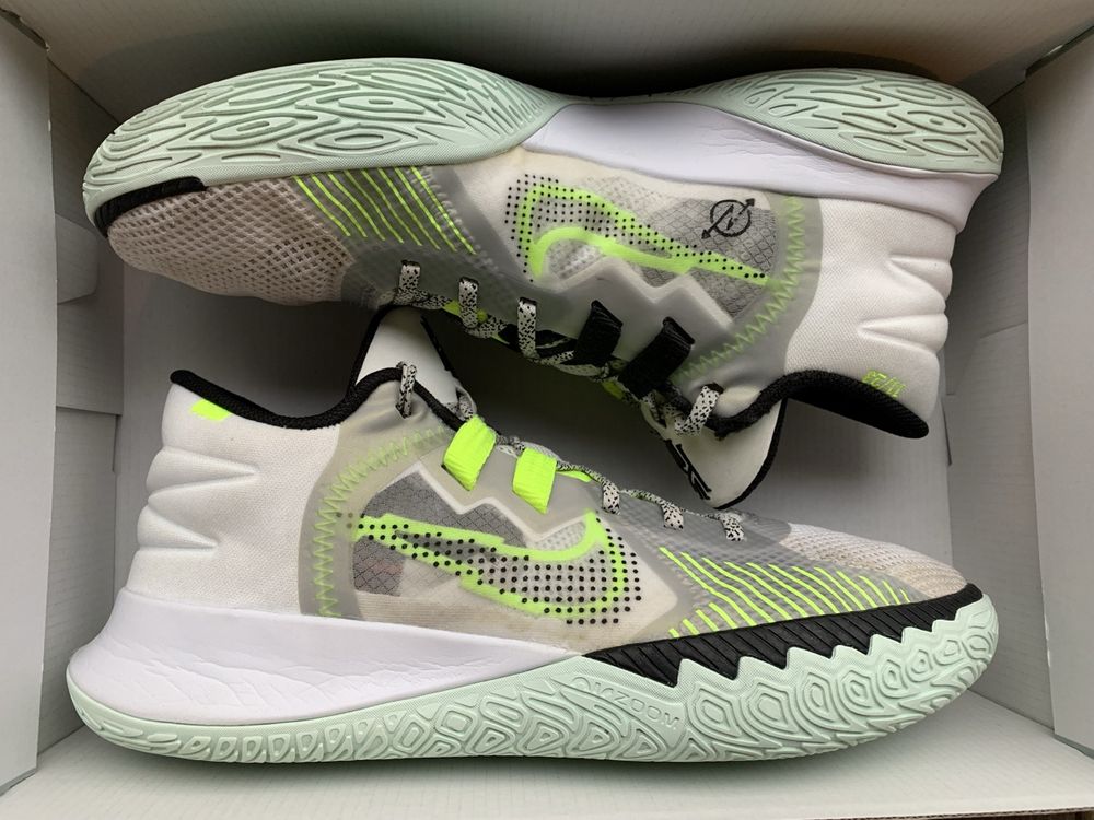 Kyrie Flytrap V Summit White/Black (Neu (gemäss Beschreibung)) in Avry ...