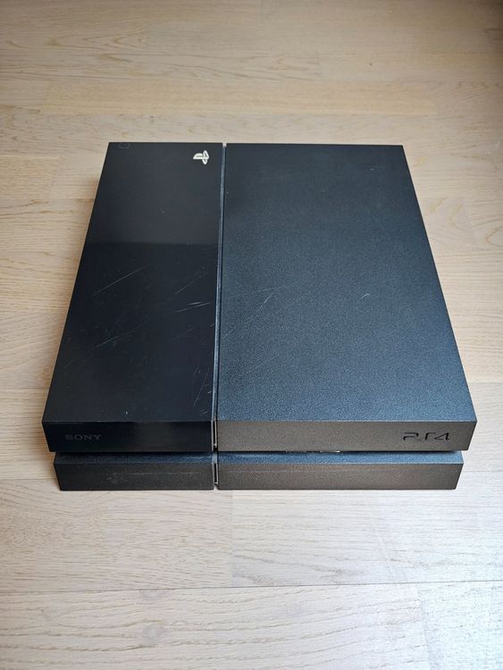 PS4 très peu utilisée avec 2 manettes et 5 jeux | Kaufen auf Ricardo