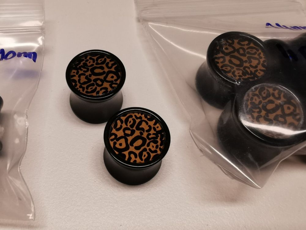 Plug Plugs Tunnel Piercing schwarz leo 8-20mm NEU (Neu und originalverpackt) in Fischbach ...