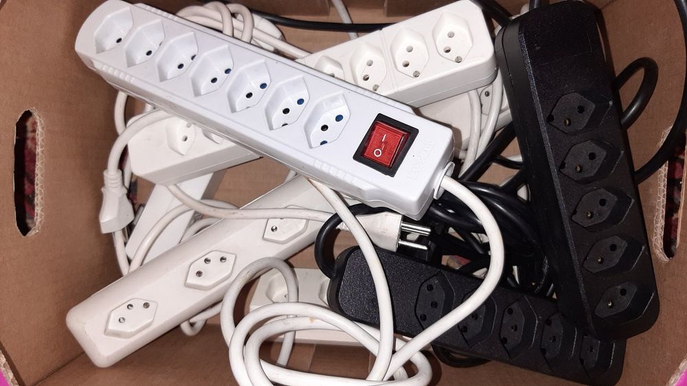 Box mit zahlreichen Schweizer Steckdosenleisten | Kaufen auf Ricardo