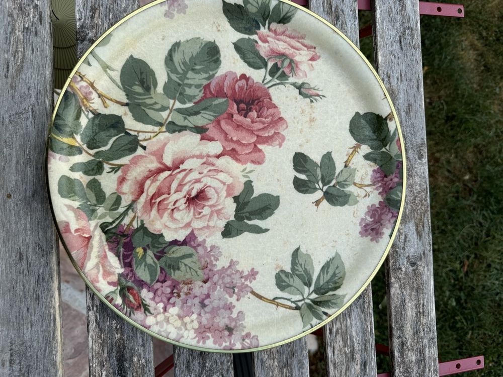 Plateau vintage, roses et lilas, 35cm. (Gebraucht) in Puidoux für CHF 7 ...