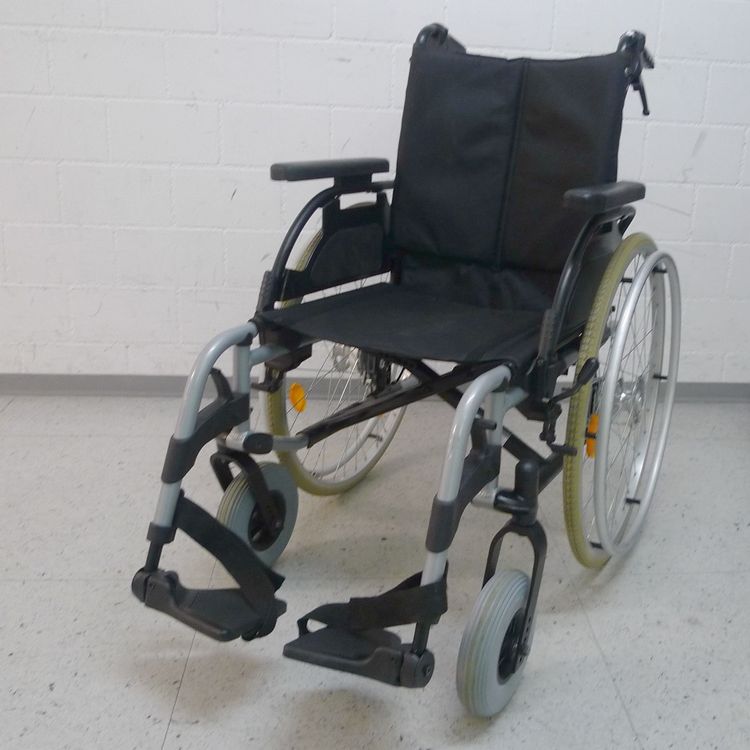 Rollstuhl Breezy, SB 44 cm, nur CHF 199 (Gebraucht) in Lengnau für CHF 199 – mit Lieferung auf ...