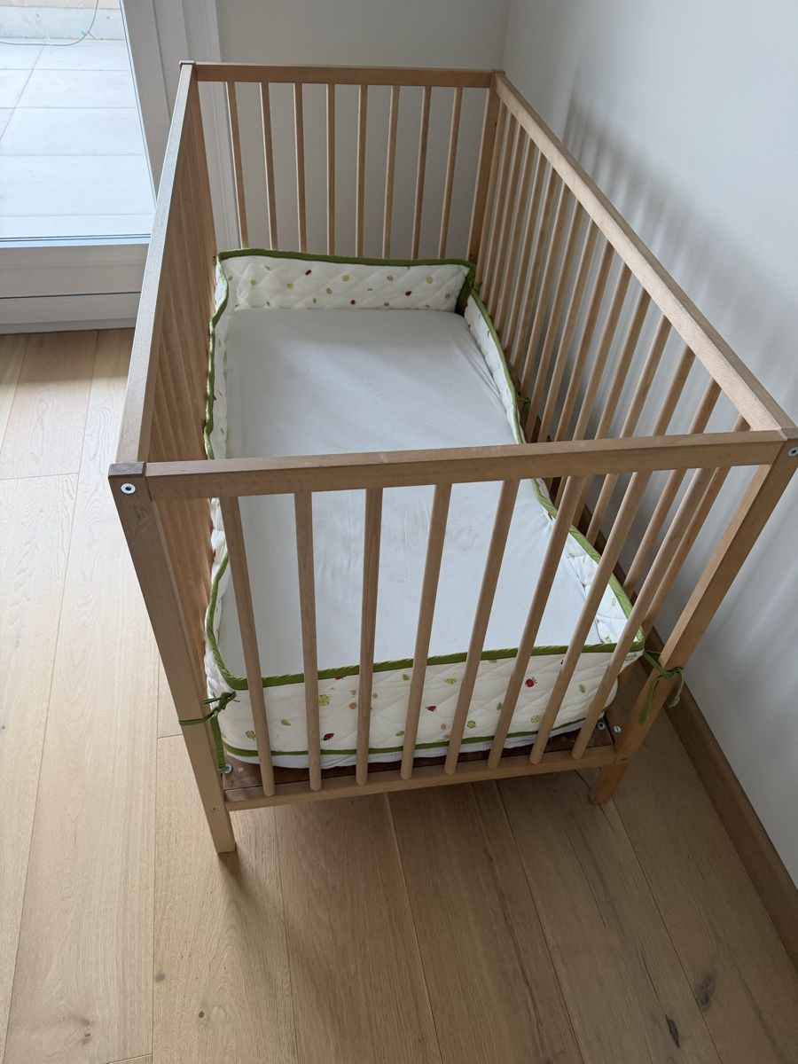 Lit de bébé en bois massif, avec matelas. IKEA (D'occasion) à Lutry ...