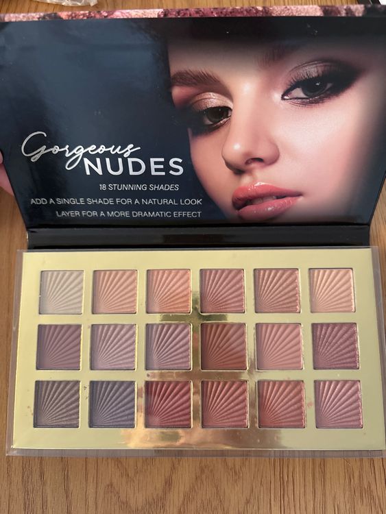 Ellen Tracy Gorgeous Nudes Lidschattenpalette. (Gebraucht) in Luzern ...