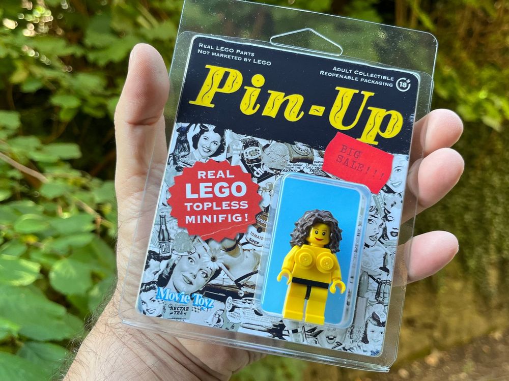 The LEGO Topless Pin-Up Minifigure [Andie MacDowell Style] | Acheter ...