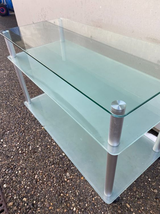 Moderner Glas-TV-Tisch mit 3 Etagen auf Rollen (Gebraucht) in 4852 ...
