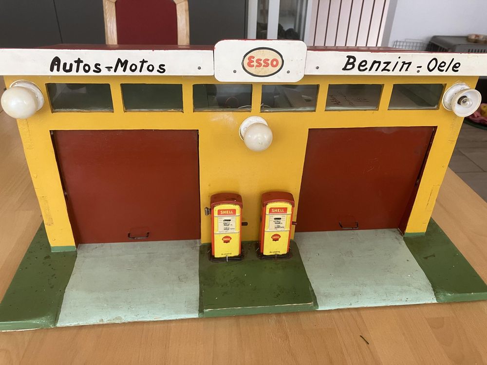 Holz Spielzeuggarage Shell & ESSO Tankstelle alt um 1960 (Gebraucht) in ...