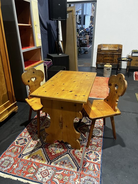 Tisch mit zwei Stühlen, Massivholz, Top Zustand (Gebraucht) in Wildegg ...