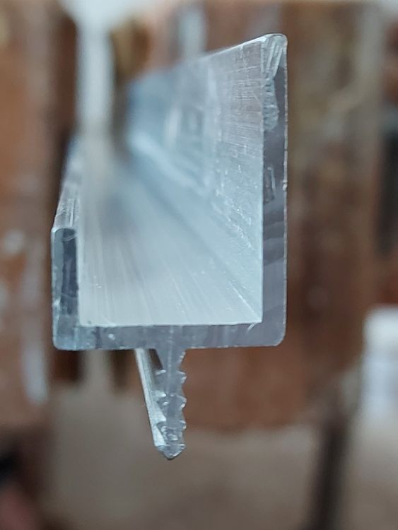 Griffleiste Alu, für 19mm Platten (Neu und originalverpackt) in Adliswil für CHF 10 – nur ...