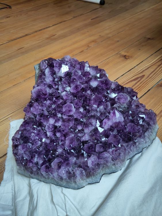 Wunderschöne Amethyst Druse mit Holzständer (Neu (gemäss Beschreibung)) in Rombach für CHF 200 ...