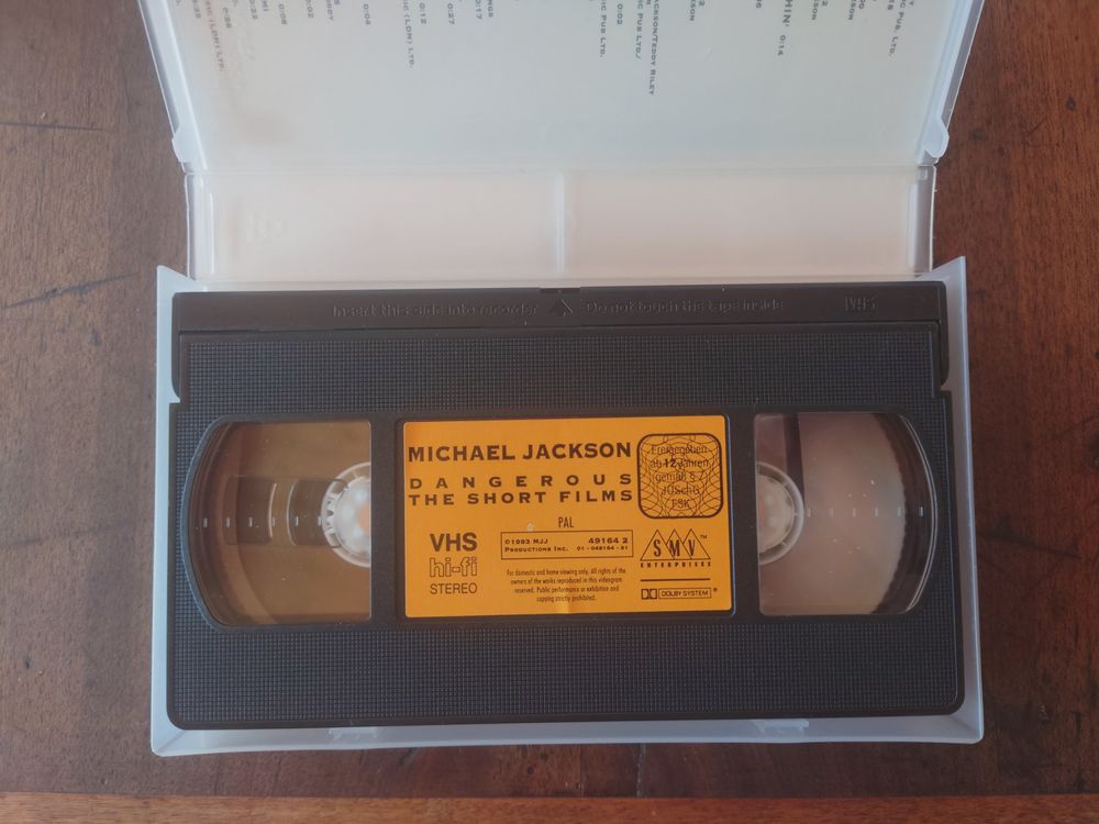 Michael Jackson VHS "DANGEROUS the short film" (Gebraucht) in Savièse für CHF 11 – mit Lieferung ...