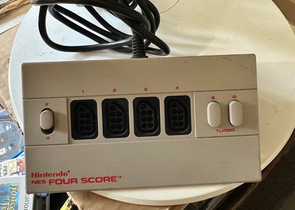 Nintendo NES Four Score Multitap adapter (Gebraucht) in Giubiasco für CHF 10 – mit Lieferung auf ...