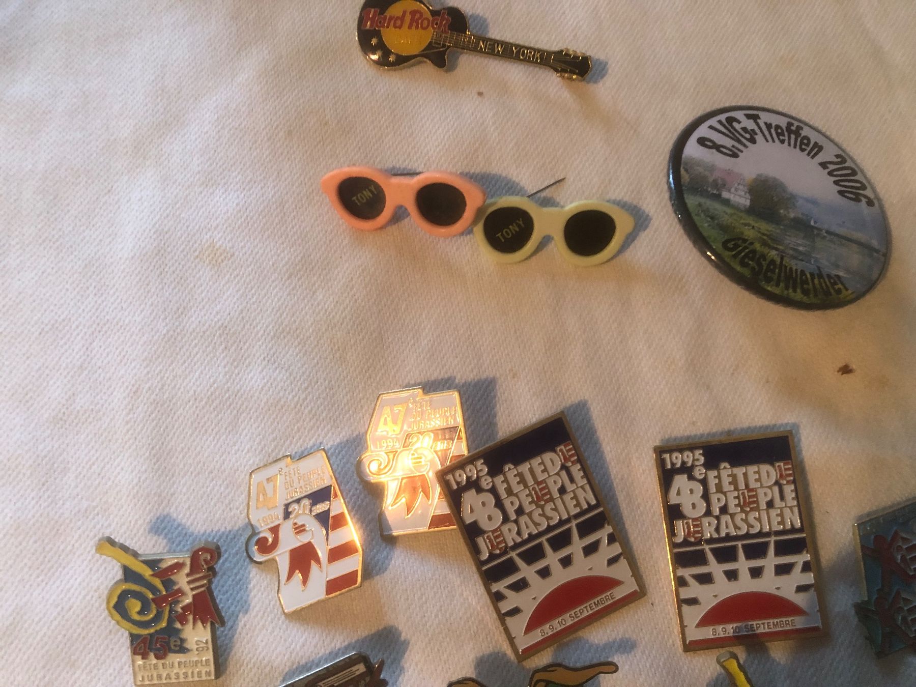 66 Pin’s oder Abzeichnungen / pin's vintage divers (Gebraucht) in Wetzikon ZH für CHF 30 – nur ...