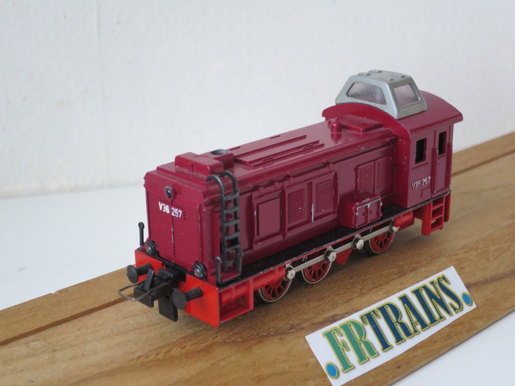 TRIX EXPRESS 2263 RANGIERLOK DIESEL V36 257 ROUGE (Gebraucht) in Gland ...