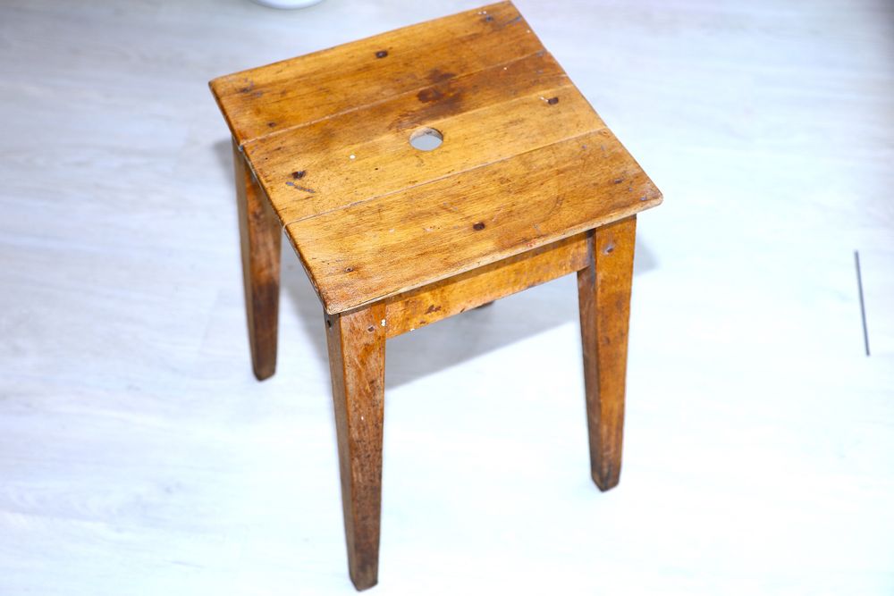 VINTAGE HOLZ TABURET (HOCKER) ( NUSSBAUM ODER LÄRCHE) (Gebraucht) in Ipsach für CHF 38 – mit ...