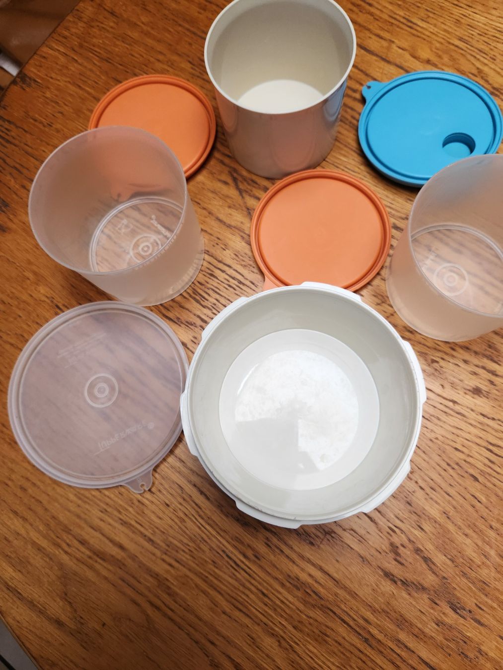 Tupperware drei Behälter 1x ca. 1l, 3x 650ml, 1x mit Ausguss (Gebraucht ...