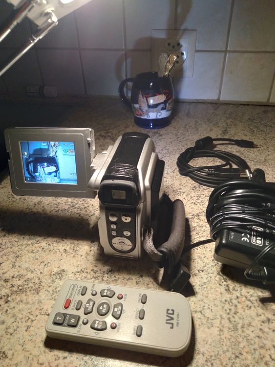 camera JVC F1.2 (D'occasion) à St imier pour CHF 13 – avec livraison ...