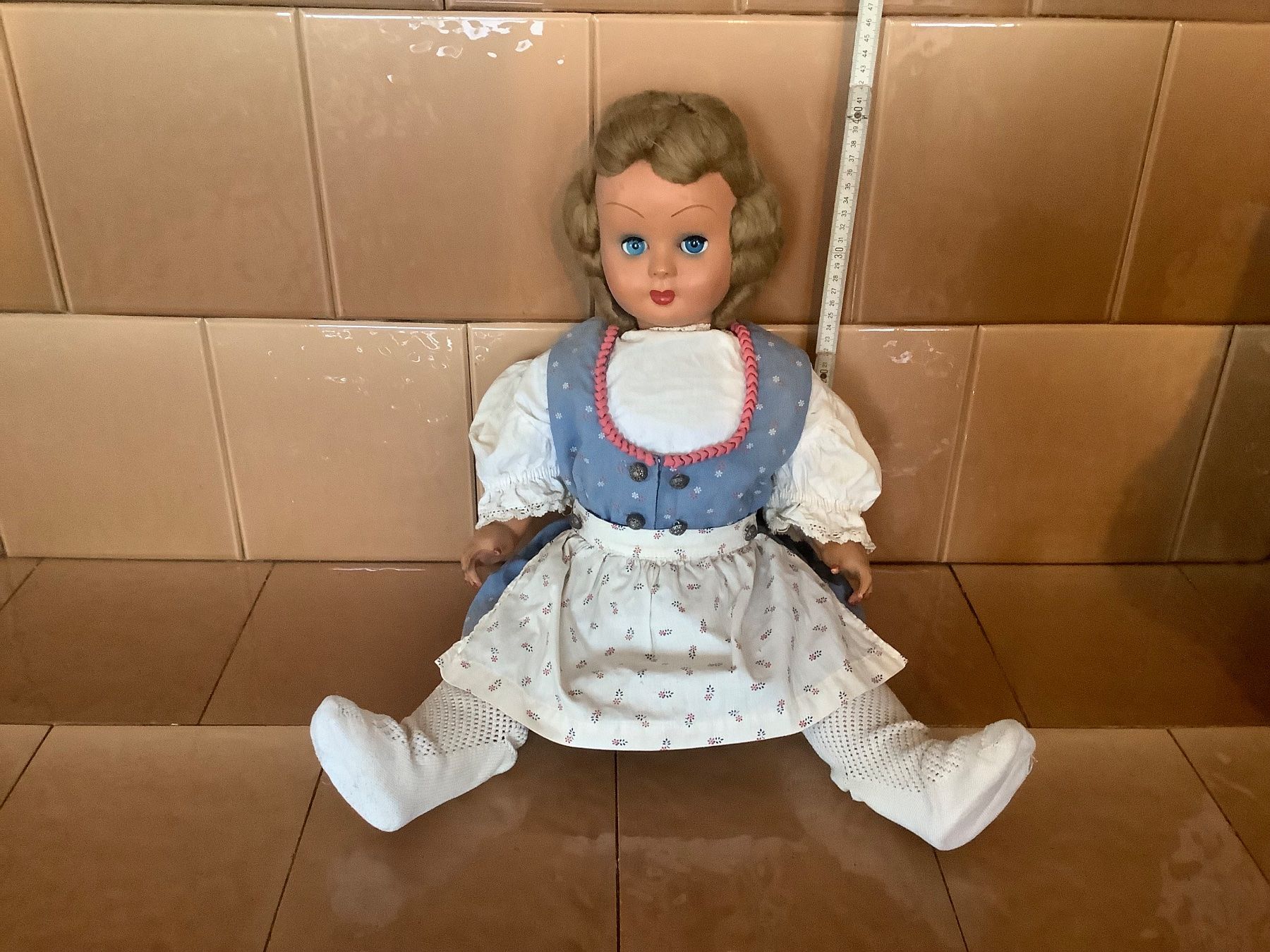 Alte bespielte Puppe mit Kleidern und Tracht (Defekt) in Aarau-Rohr für ...