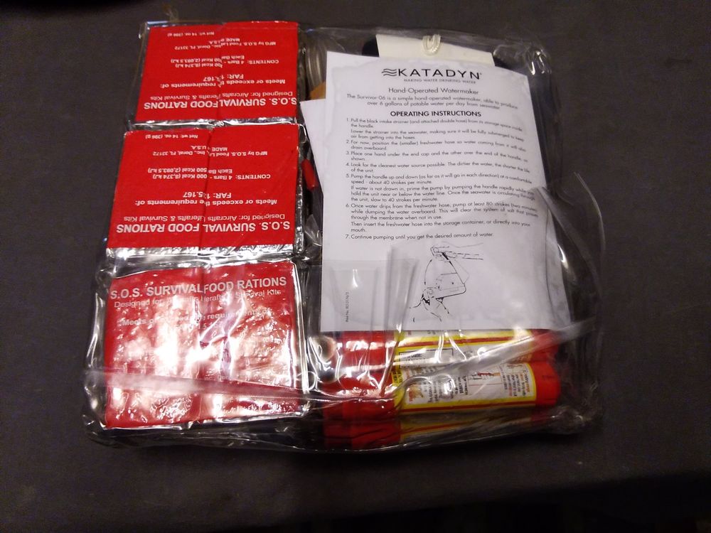 Aviatik Slide Raft Survival Kit aus A330-200 (CS-TOK) | Kaufen auf Ricardo