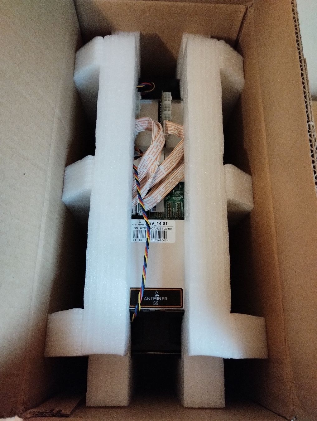 Antminer S9 14TH/s ASIC Bitcoin Miner Top Zustand (Neu und originalverpackt) in Pfäffikon ZH für ...