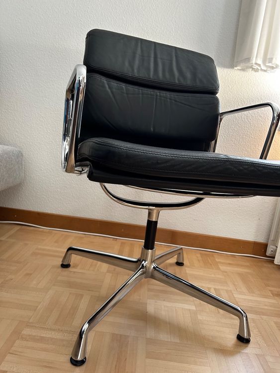 Vitra Bürostuhl Eames EA 207 Soft Pad inkl. Hocker | Kaufen auf Ricardo