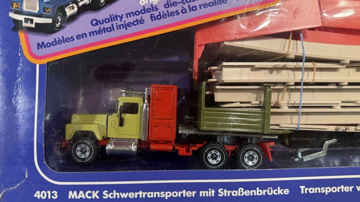 Siku 4013 - Mack Schwerlaster mit Strassenbrücke 1:55 (Neu und ...