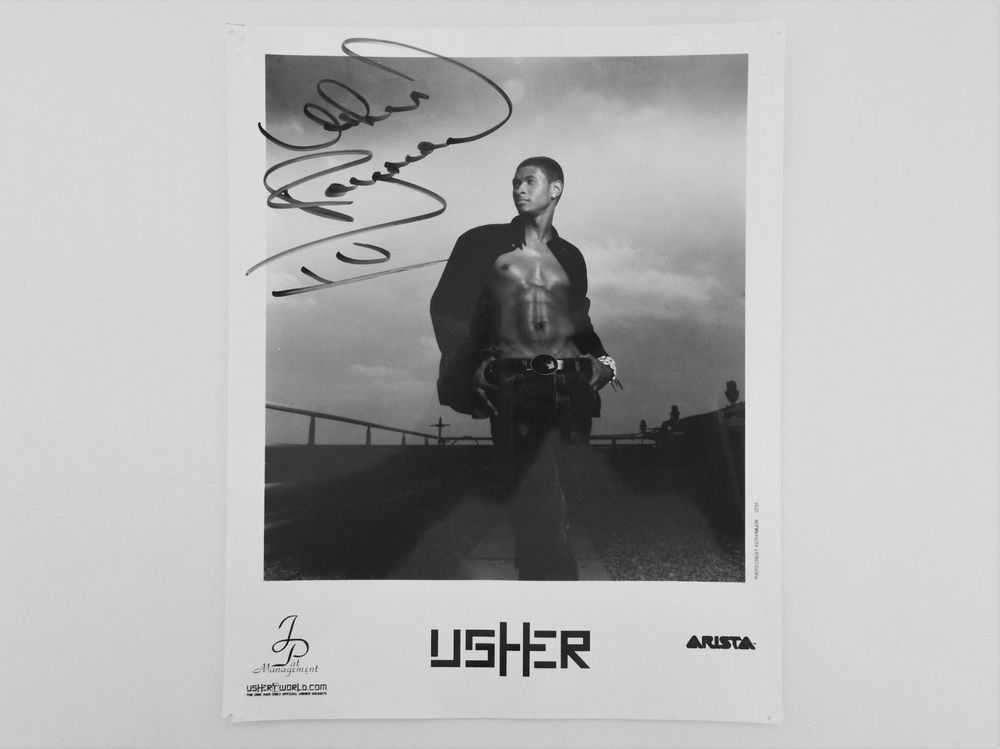 Usher, Original Autogramm auf schwarz/weiss Foto, 2002 | Kaufen auf Ricardo