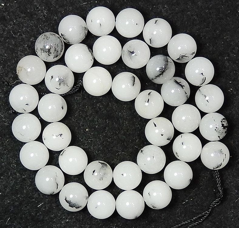 1 Strang weisse Jade Perlen mit Turmalin Einschlüssen 10 mm (Neu ...
