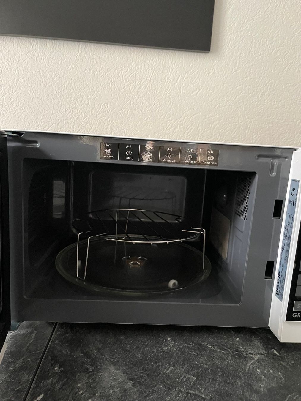 Micro-onde Sharp (D'occasion) à St-Aubin FR pour CHF 40 – retrait ...