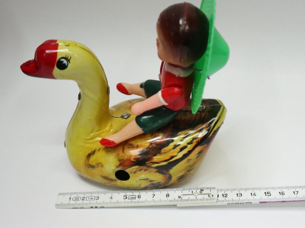 Junge auf Blech Schwan zum aufziehen Nils Holgerson (Neu (gemäss ...