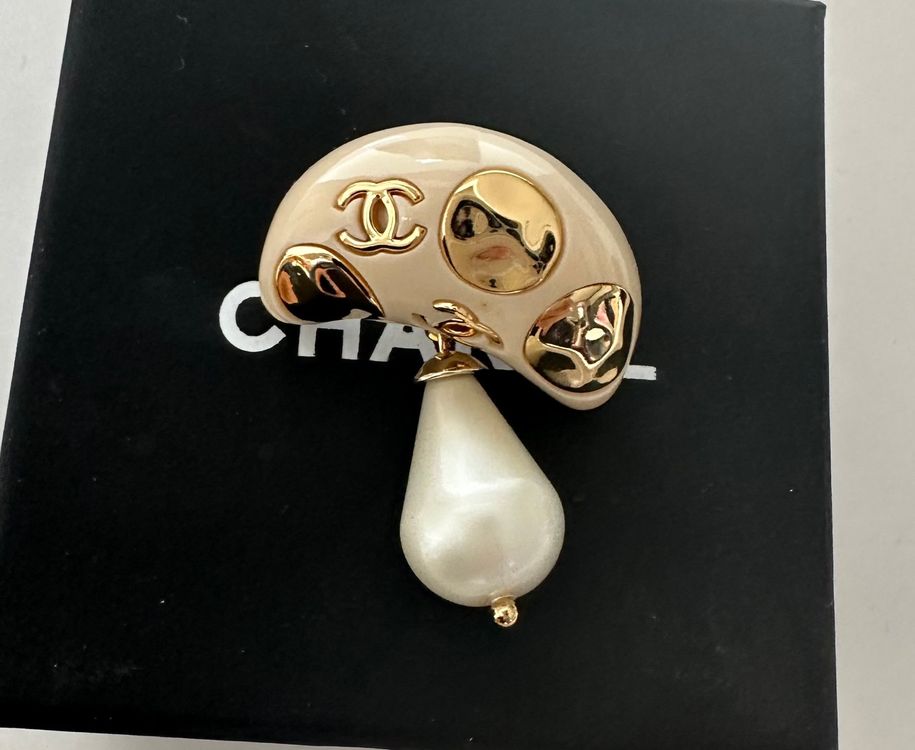 Chanel Brosche (Gebraucht) in steinmaur für CHF 280 – mit Lieferung auf ...