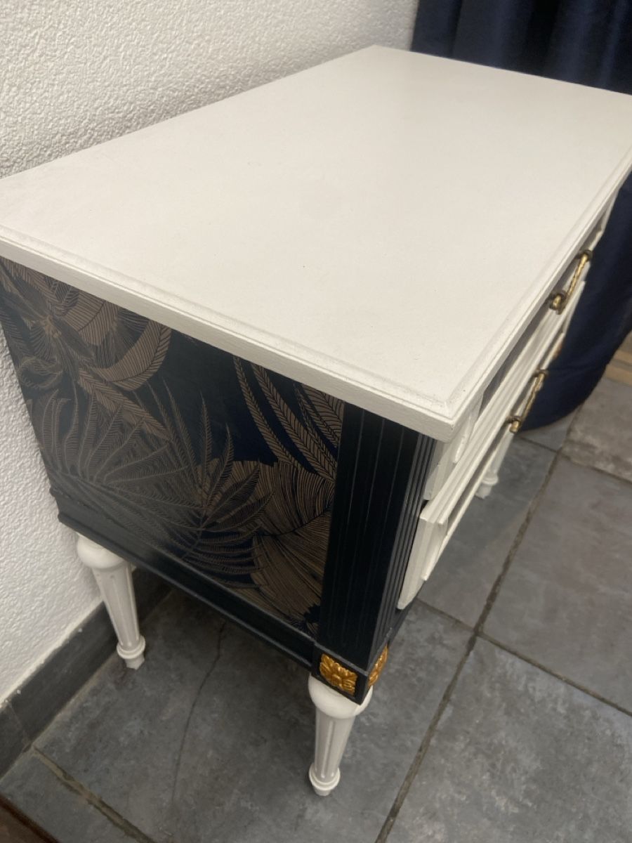 Table de chevet antique à 2 tiroirs relookée- , élégante (D'occasion) à ...
