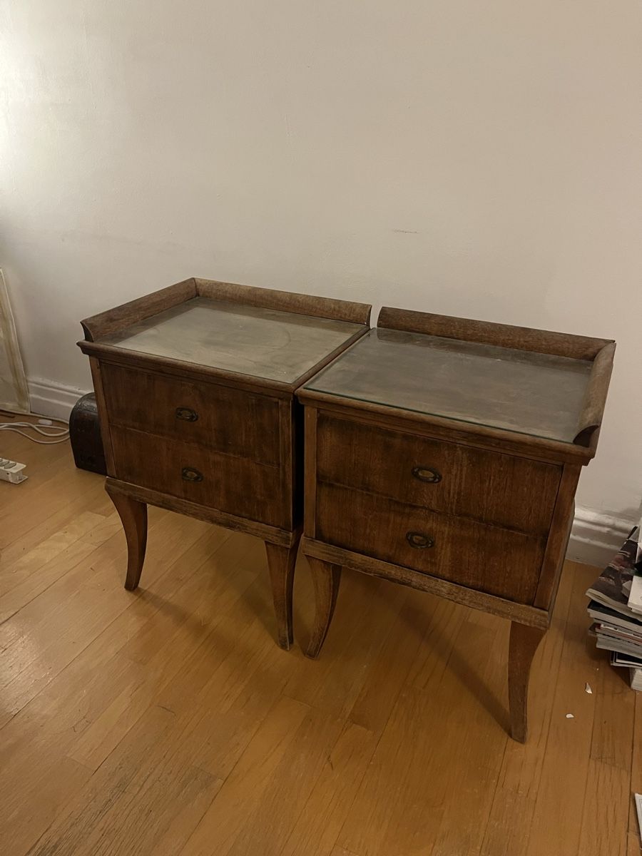 Deux jolies petites table de nuis/de chevet en bois foncé (Gebraucht ...