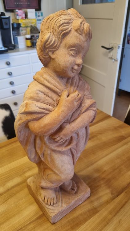 Grosse Terracotta Figur "kleiner Junge" 50cm hoch (Gebraucht) in Reichenburg für CHF 17 – mit ...