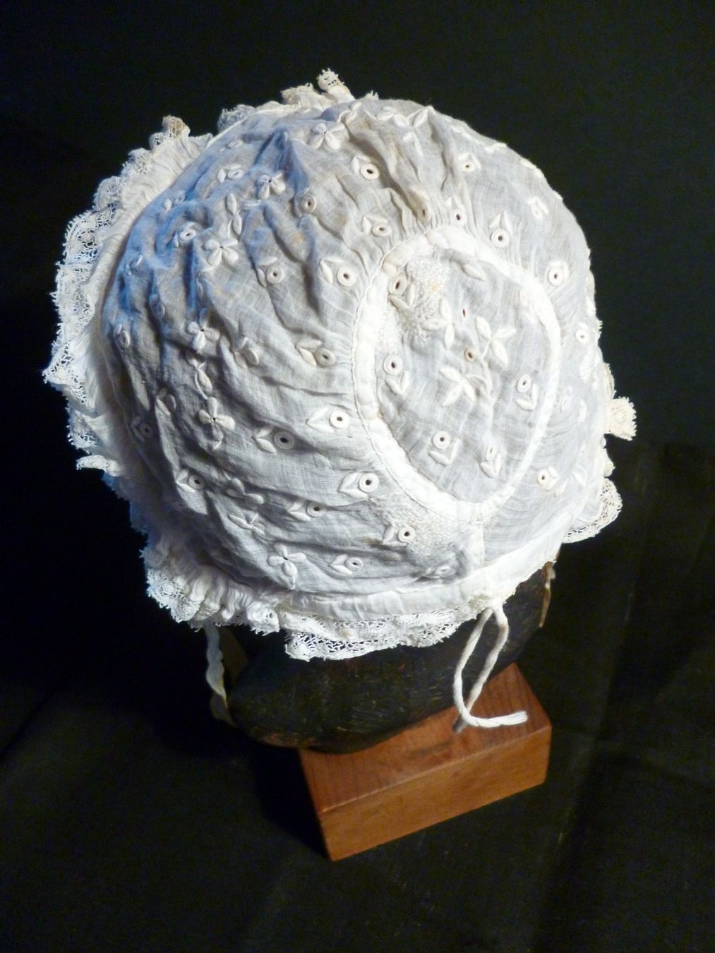 Ancien bonnet pour bébé en coton dentelles et broderies (Gebraucht) in ...