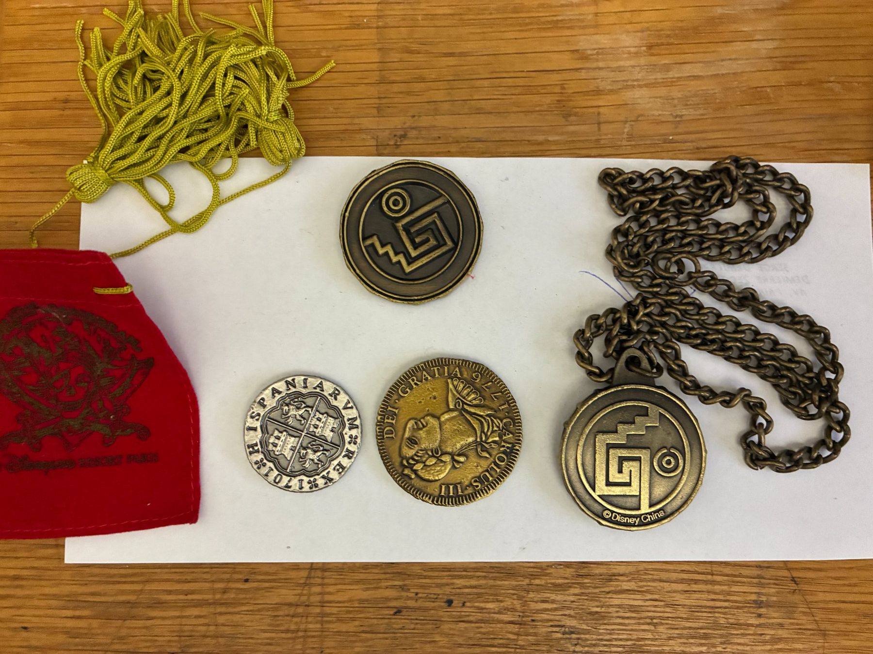 Pirates des Caraïbes: Lot de Pièces et un Collier en Métal (Gebraucht ...