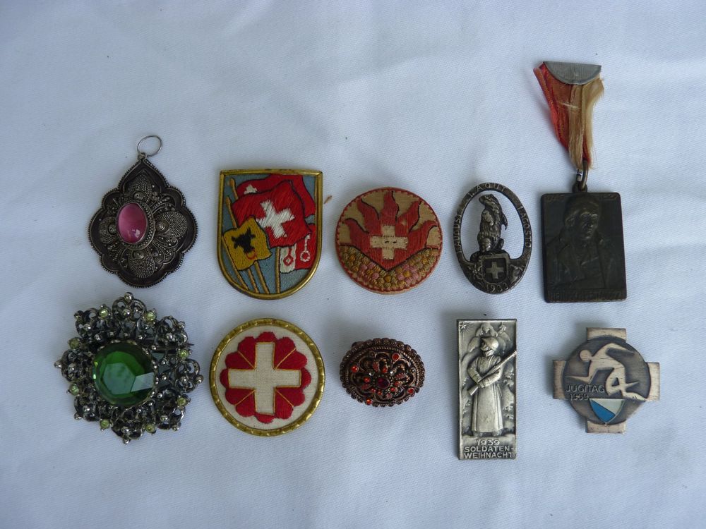 Antike 1. August Abzeichen& Broschen 10 Stück (Gebraucht) in Küsnacht ...