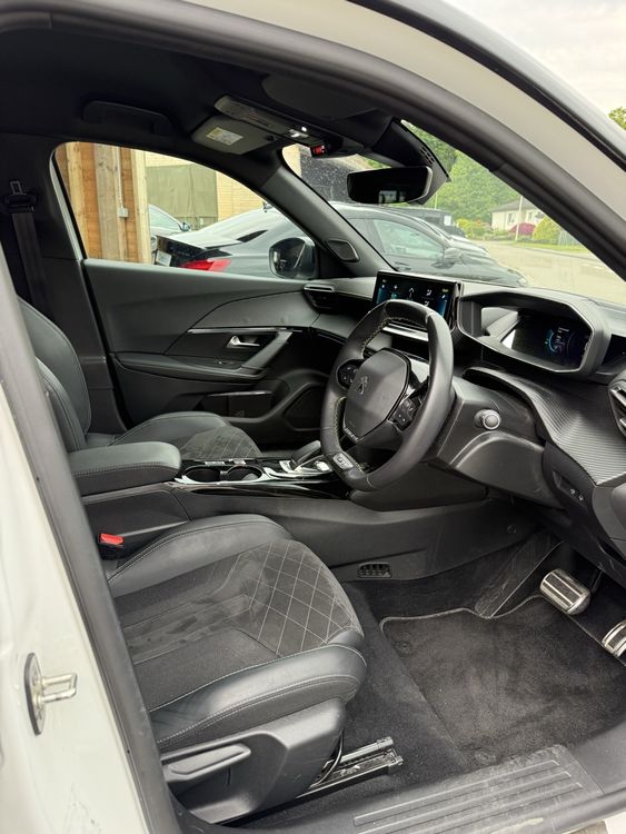 2022 PEUGEOT 2008 e GT **Werksgarantie**45665 km** (Gebraucht) in ...