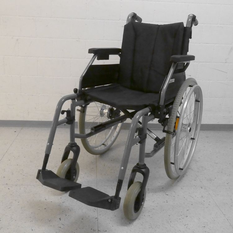 Rollstuhl Tomtar SB 42 cm, Zusatzbremsen, nur CHF 189 (Gebraucht) in Lengnau für CHF 189 – mit ...