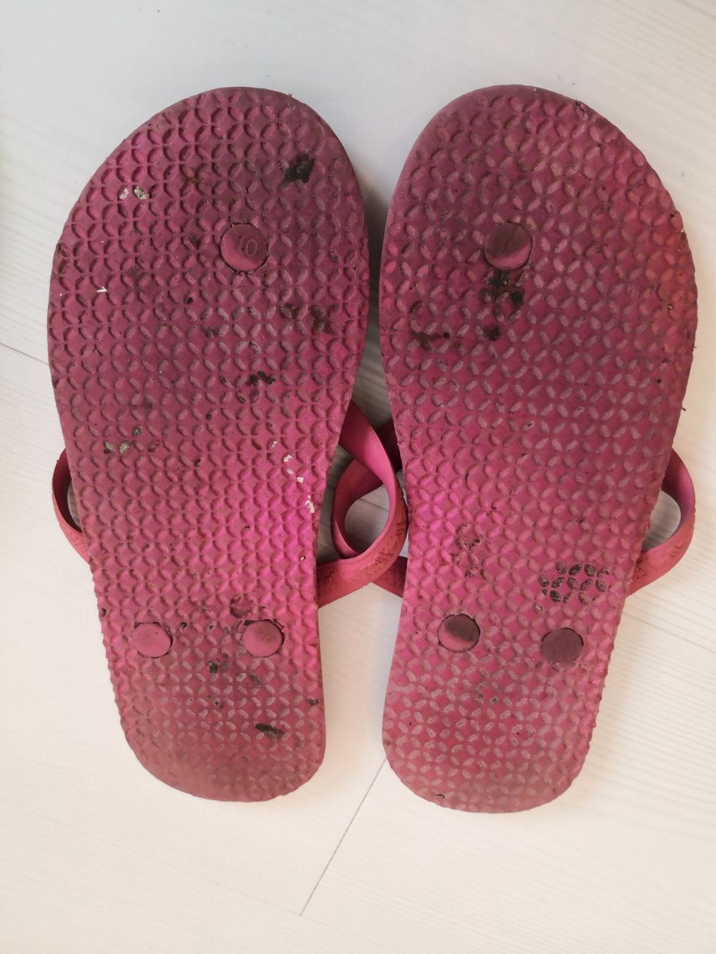 🤩2 STK: LEDER- & GUMMI FLIP-FLOPS SCHUHE DURCHGELAUFEN (Gebraucht) in ...