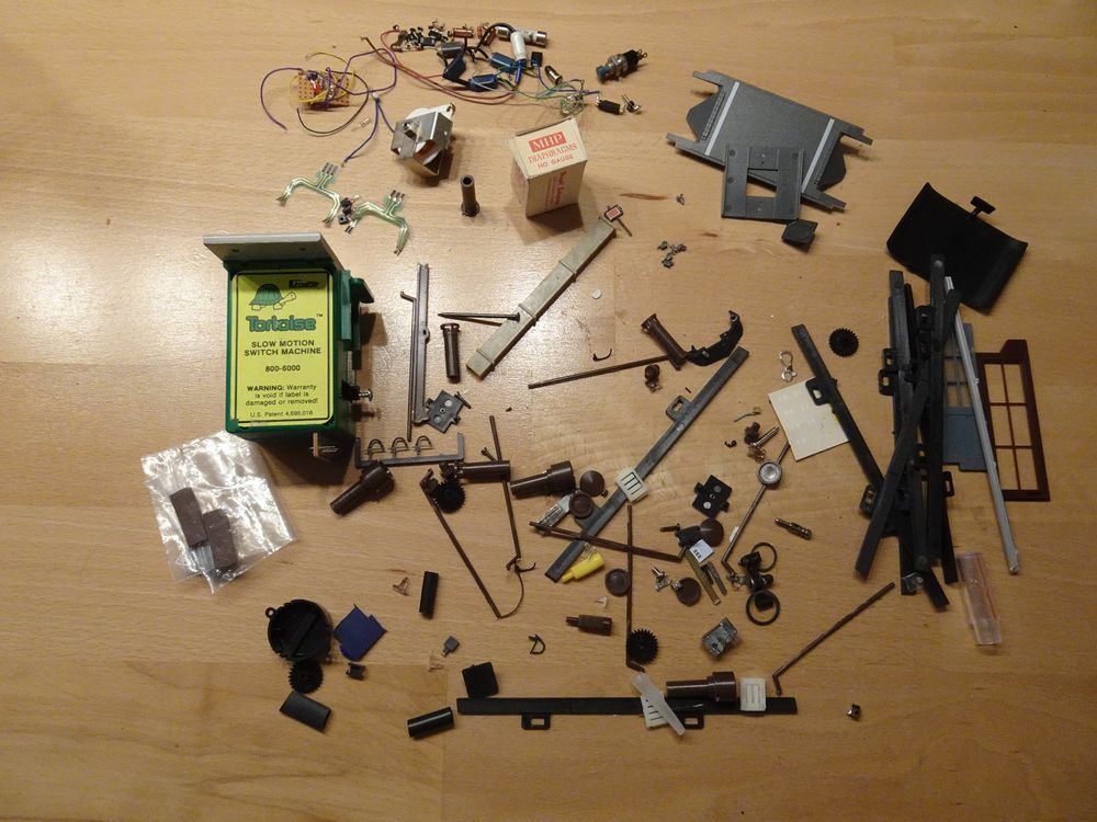 Diverse Plastik- und Elektronikteile, Weichen-Servomotor (Defekt) in ...