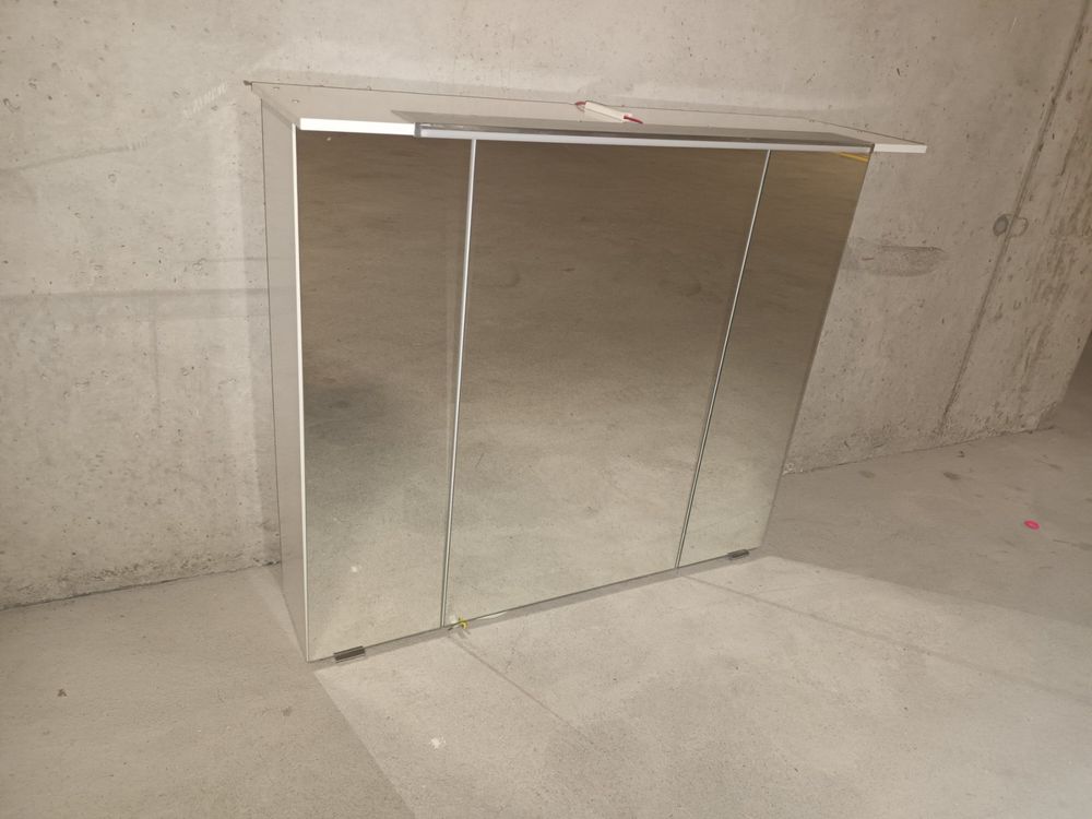Spiegelschrank mit LED Lichtleiste oben, 3 Türen, Steckdose (Gebraucht ...
