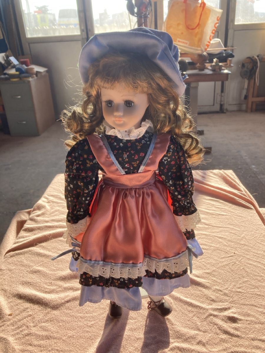 Poupée de collection en porcelaine, parfait état! (D'occasion) à Lully ...