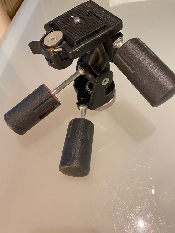 Flexibler und stabiler Stativkopf Manfrotto 141RC | Kaufen auf Ricardo