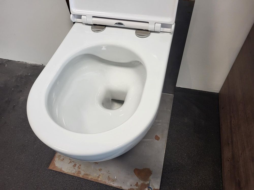 Design Wand-WC Comoda mit Rimless Spülung in Weiss Matt (Neu und ...