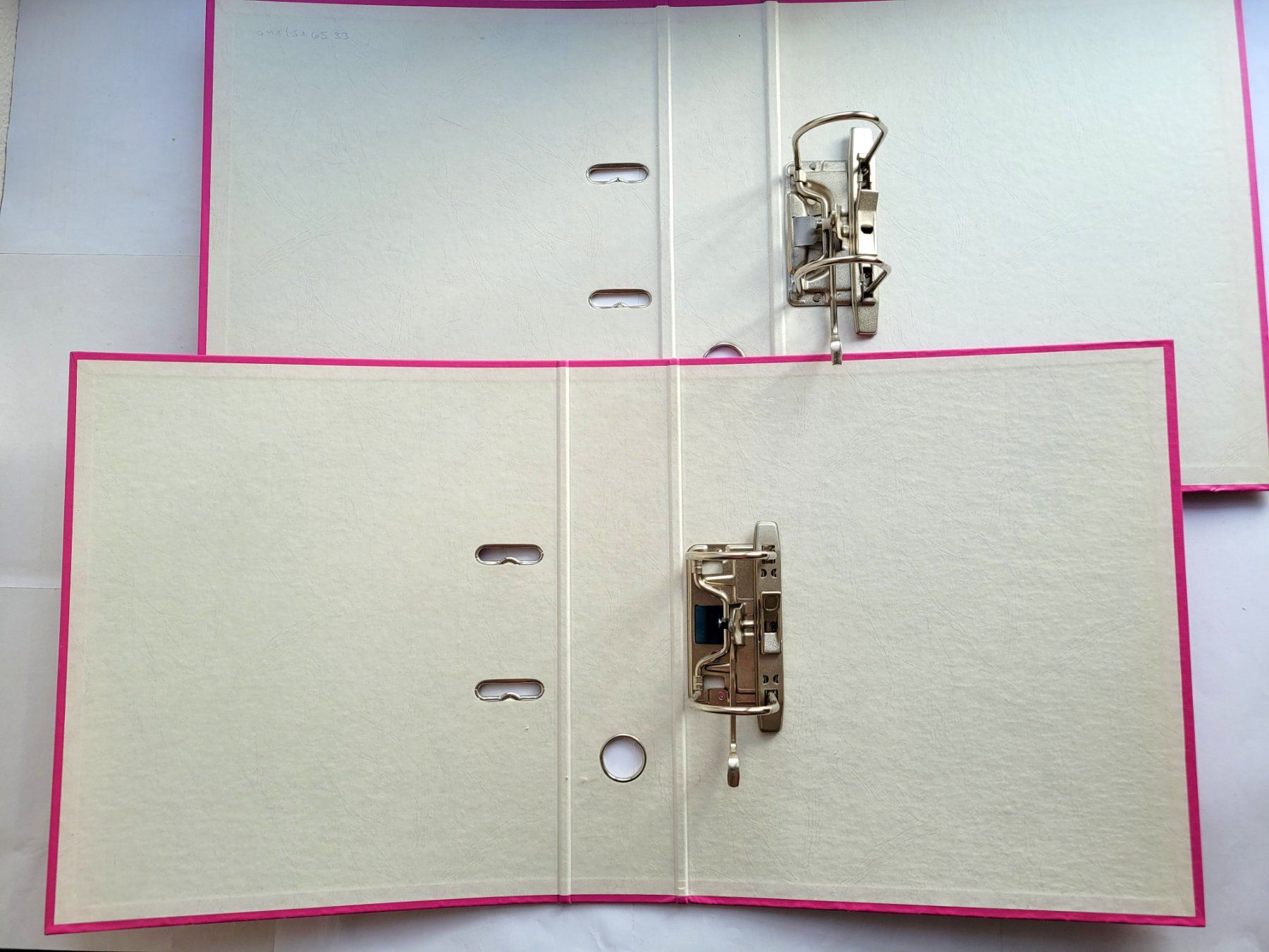 4 Ordner Pink 7cm breit (Gebraucht) in Reinach AG für CHF 2 – mit ...